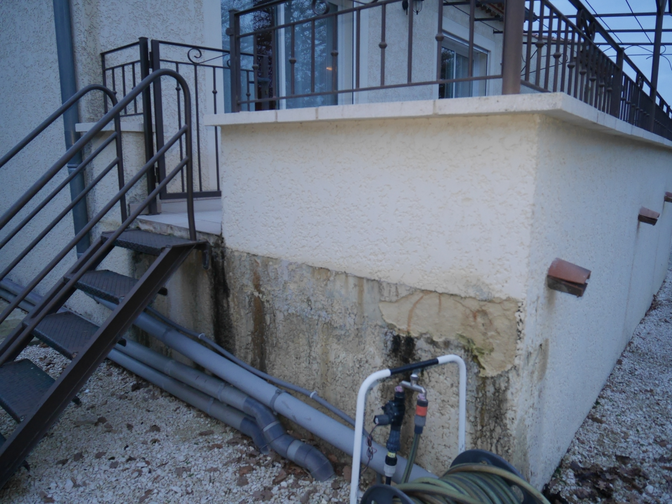 Humidité façade par terrasse